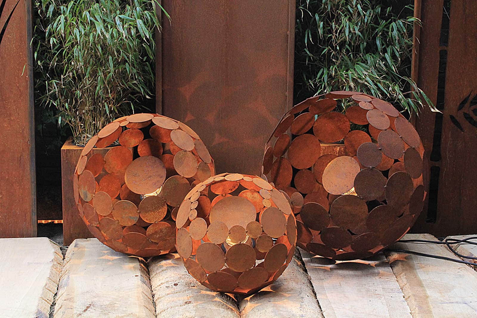 Kugel Leuchte d = 55 cm rost outdoor - bei Atelier 51 online kaufen!